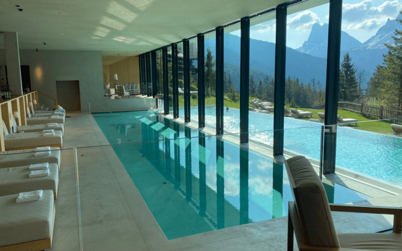 Top 7 Hotels with Infinity Pools in the Italian Alps | exploristica