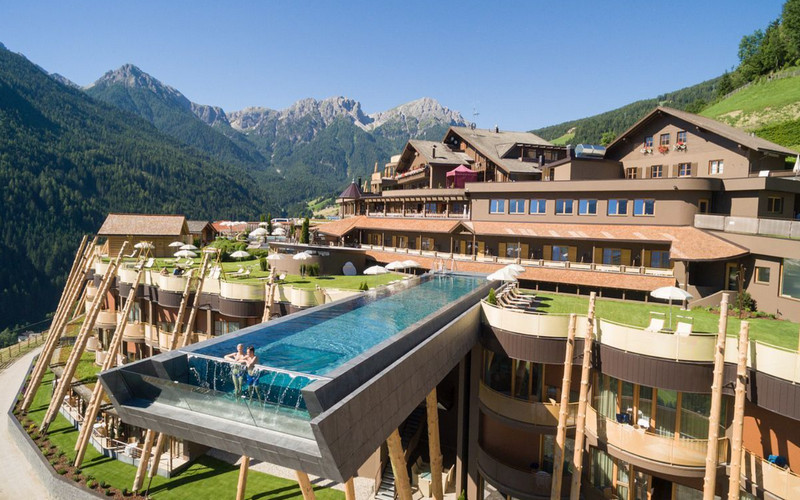 Top 7 Hotels with Infinity Pools in the Italian Alps | exploristica